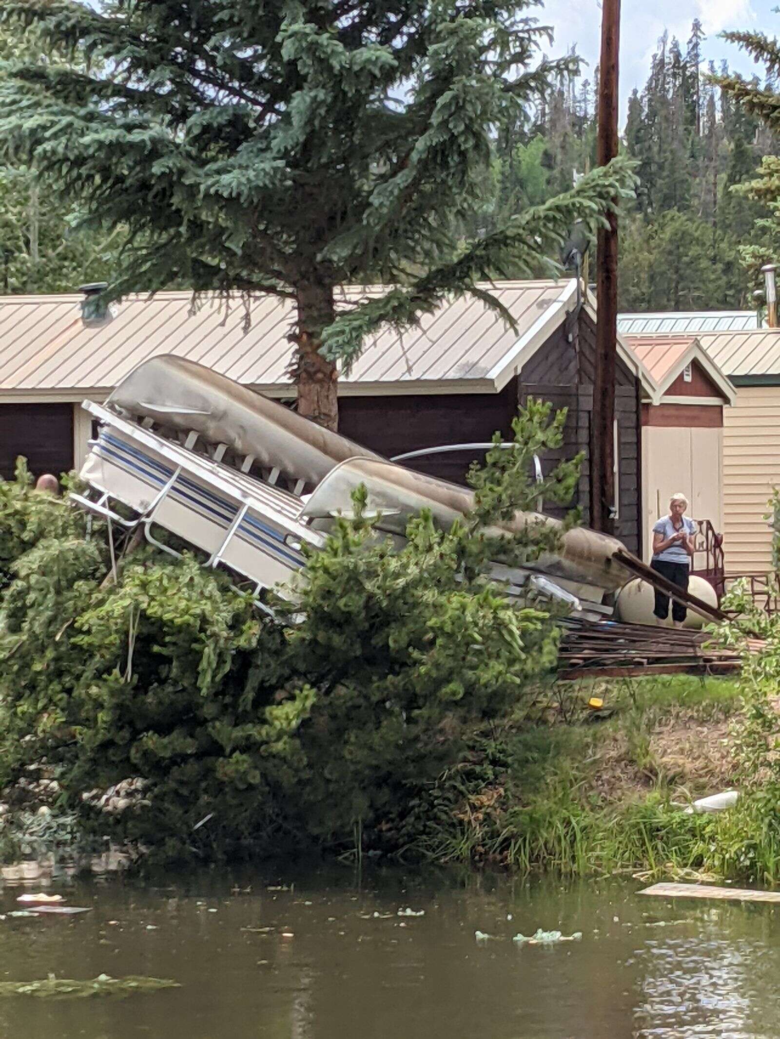 High wind whips up pontoon boats in Grand Lake | SkyHiNews.com