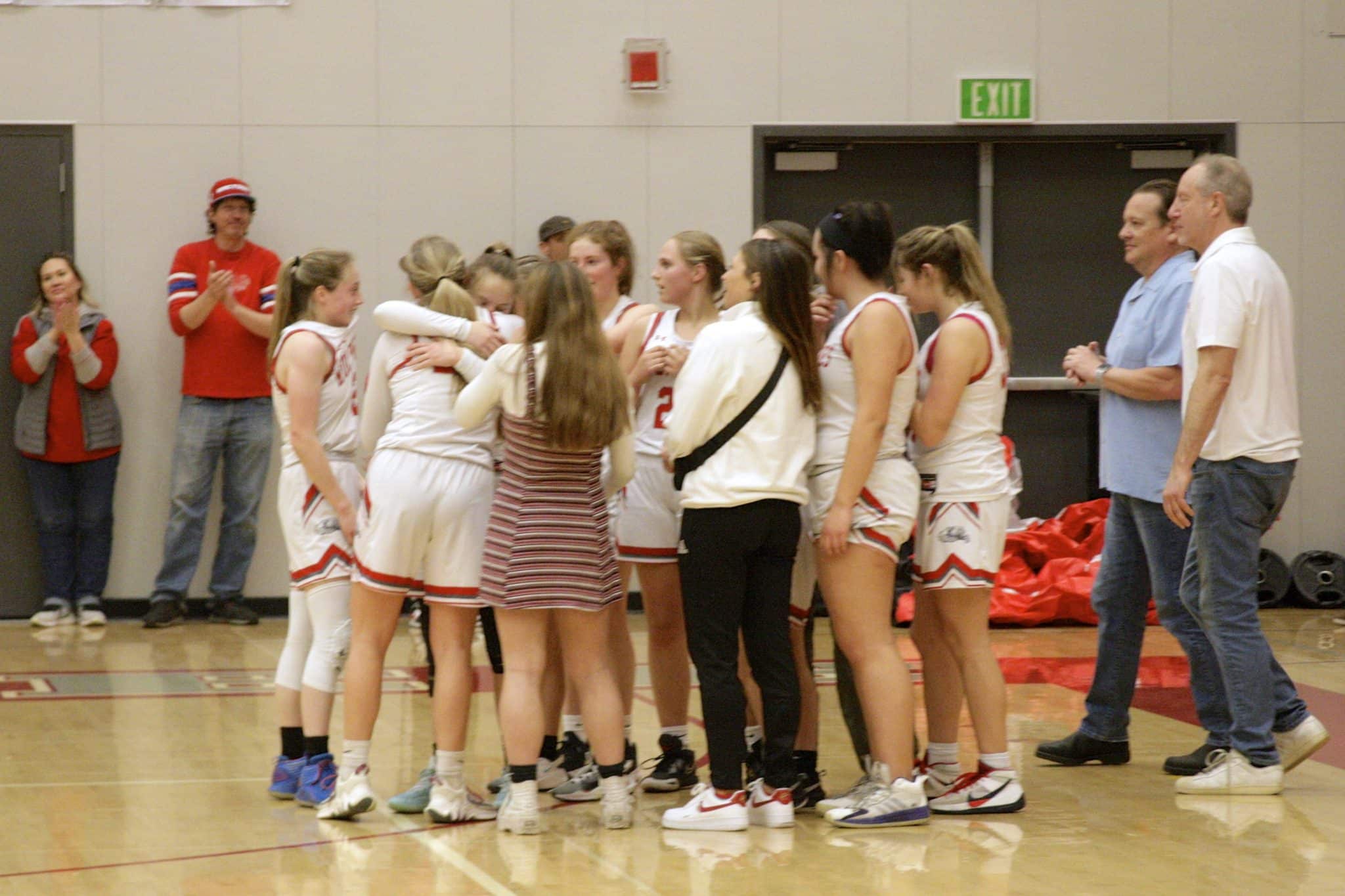 Wolverines celebrate seniors to close out basketball seasons ...
