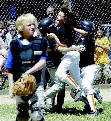 Giant three-peat: Title comes down to close play at plate ...