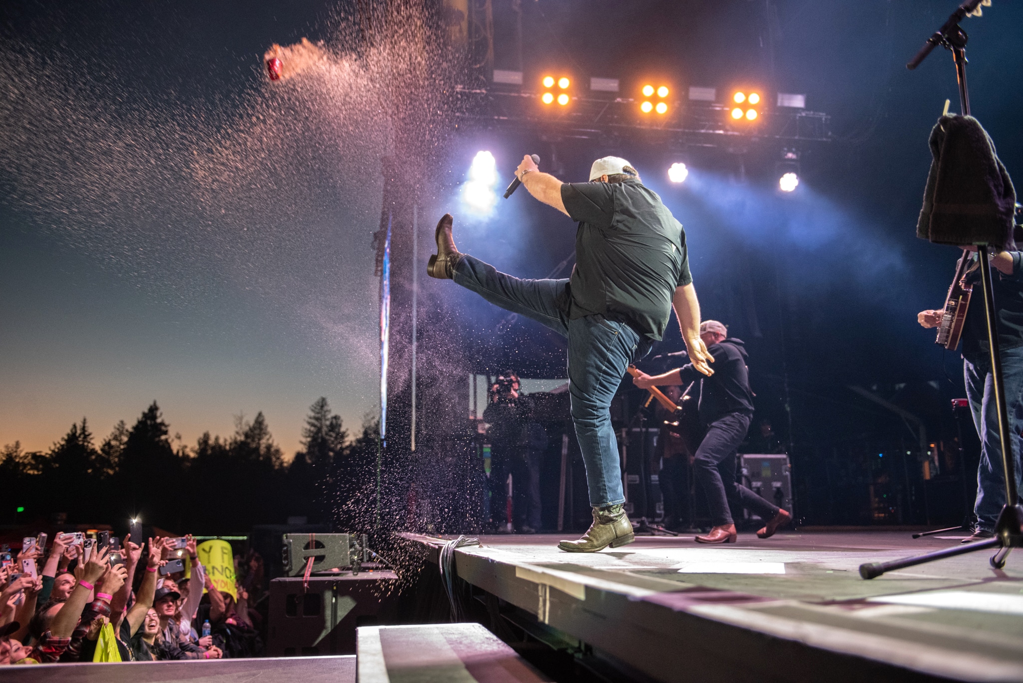 ‘Suds and songs’: Luke Combs performs at Stateline (Gallery ...